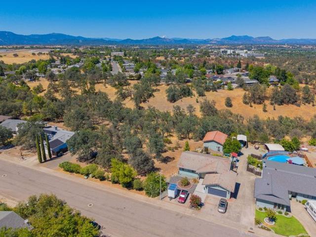 2688 Starlight Blvd, Redding, CA 96001