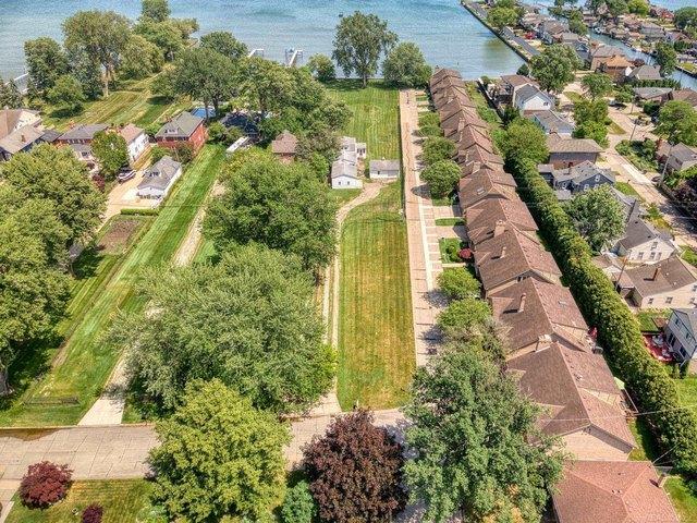 26800 Koerber St, Saint Clair Shores, MI 48081