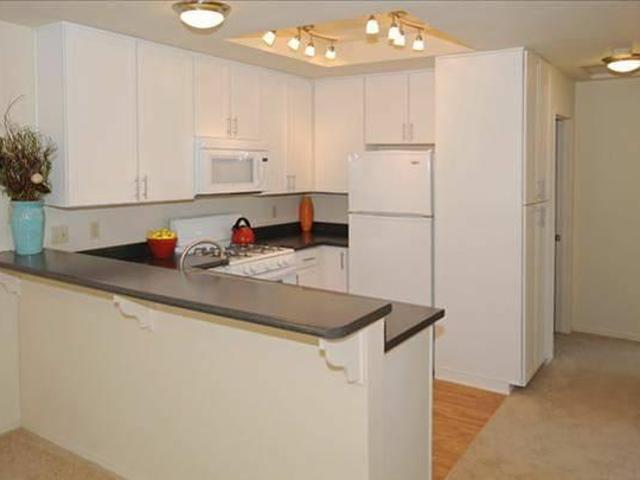 $2680 / 2br 963ft² Open Kitchen/No neighbors Above or Below you! Private Garage+ Parking