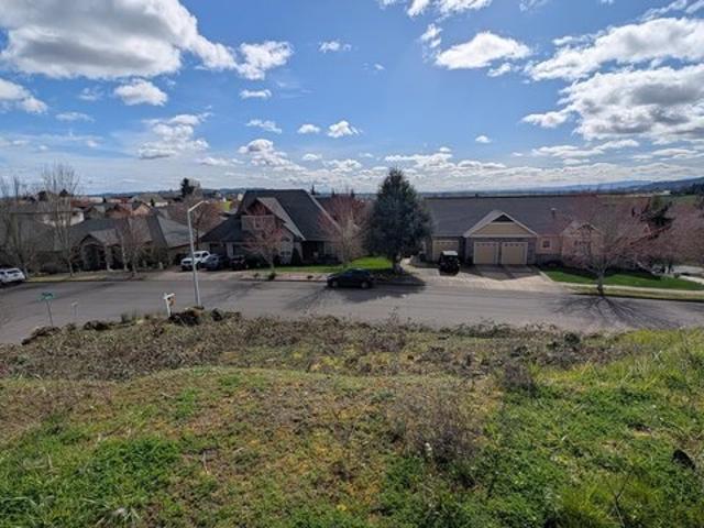 2683 NW MT Hood Dr, McMinnville, OR 97128