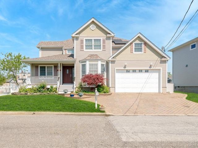 2683 Peconic Ave, Seaford, NY 11783