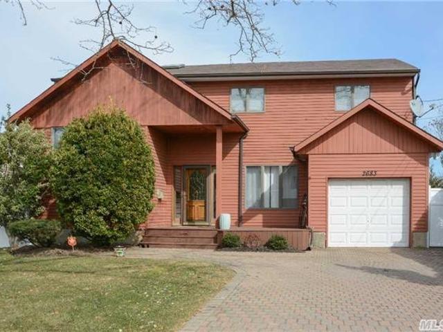 2683 S Saint Marks Ave, Bellmore, NY 11710