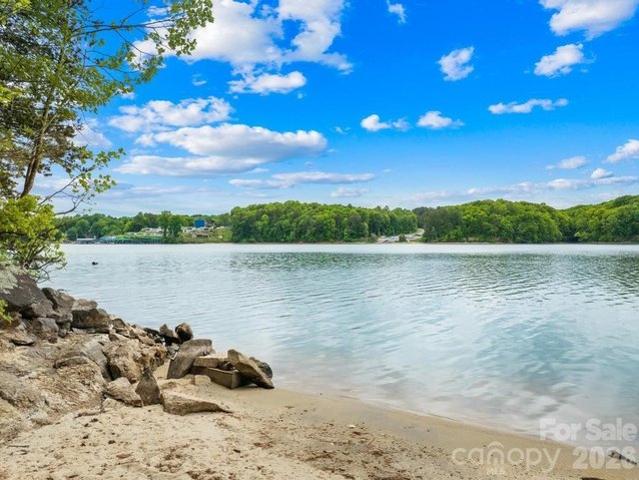 268 S Harbor Watch Dr, Statesville, NC 28677
