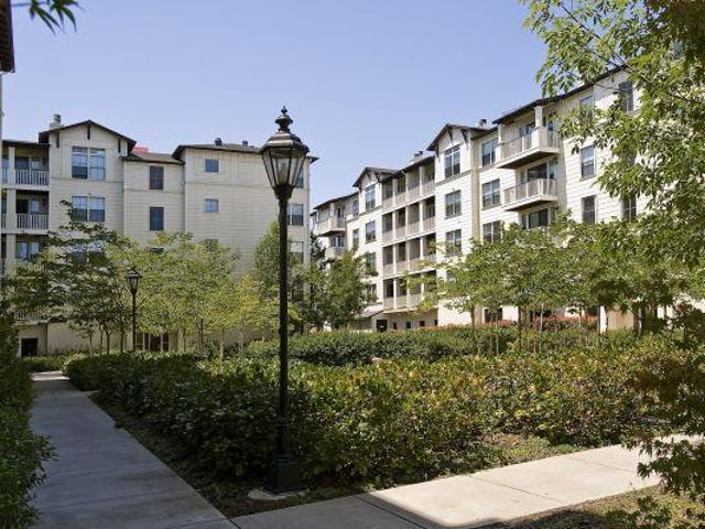 $2695 / 2br 1094ft² Incredible Water View and a Beautiful 2BD/2BA Await!
