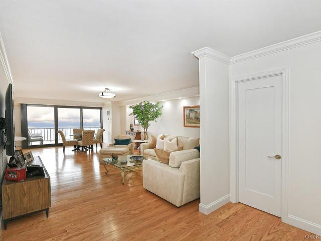 269 10 Grand Central Parkway 15L