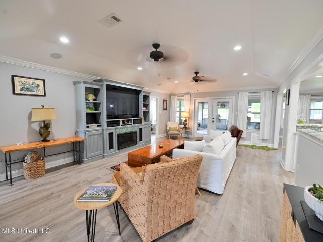 269 Lakeshore Drive