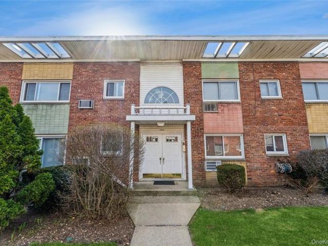 269 N Newbridge Rd Apt 2B, Levittown, NY 11756
