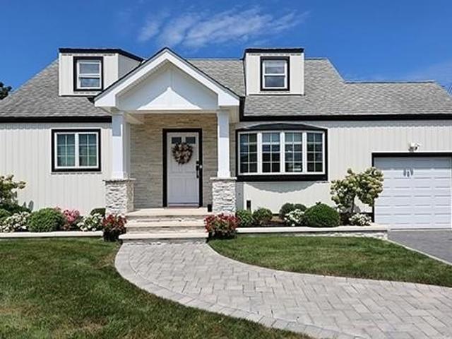 269 N Suffolk Ave, Massapequa, NY 11758