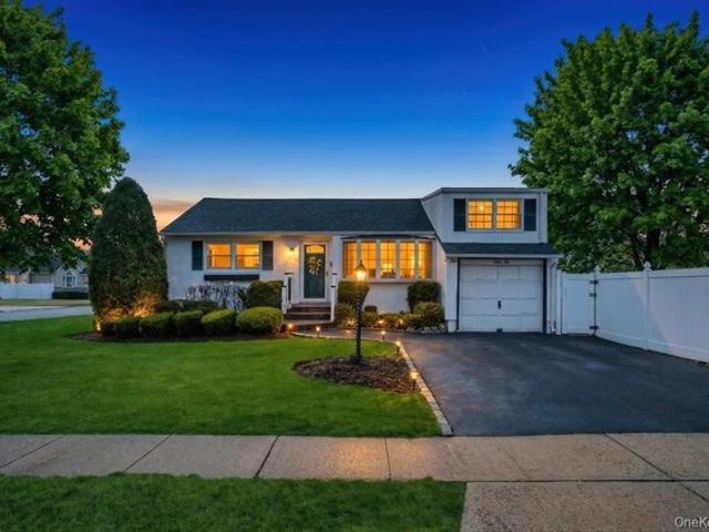 26 Terry St, Hicksville, NY 11801