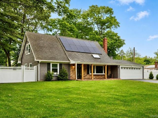 26 Wintergreen Dr, Coram, NY 11727