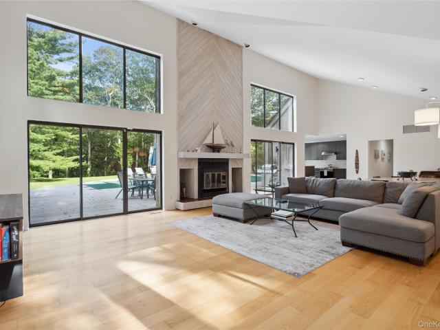 26 Woodland Way