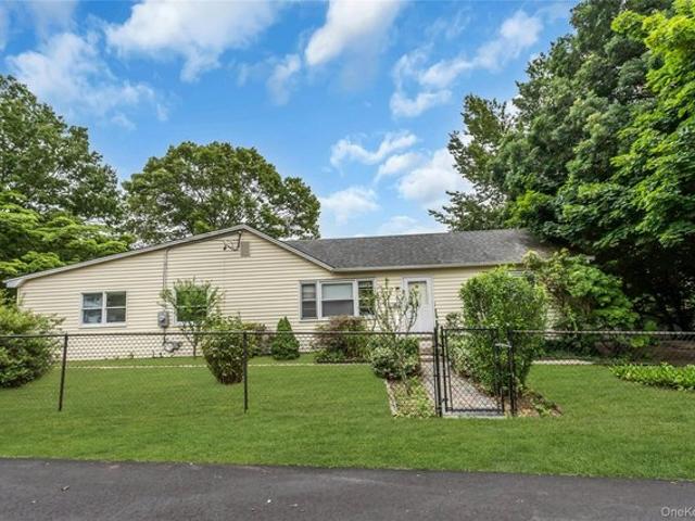 26 Woodland St, Ronkonkoma, NY 11779
