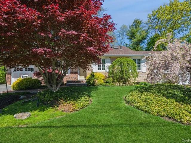 26 Wren Ct, Northport, NY 11768