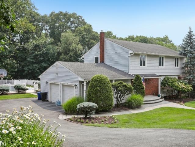 26 Almroth Dr