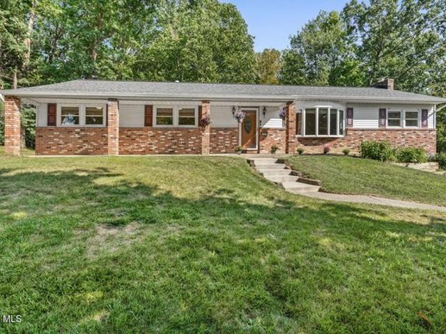 26 Appletree Ln, Clifton Park, NY 12065