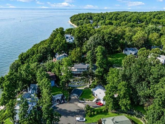 26 Argyle Dr, Northport, NY 11768
