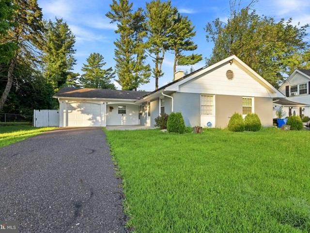 26 Bayberry Ln, Willingboro, NJ 08046