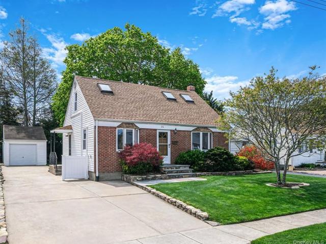26 Bogart St, Huntington Station, NY 11746