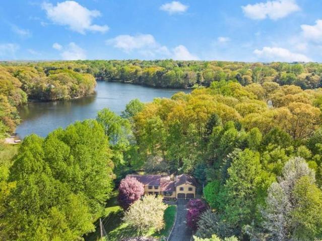 26 Brandy Ln, Trumbull, CT 06611