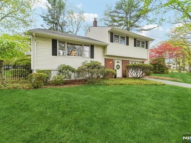 26 Burns Pl, Cresskill, NJ 07626