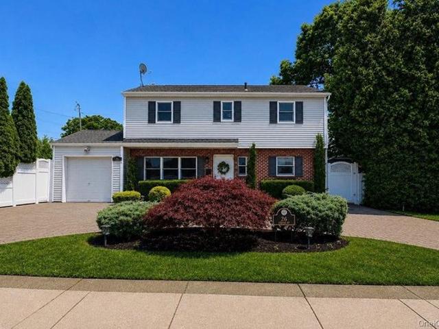 26 Cedar St, Farmingdale, NY 11735