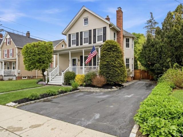 26 Chestnut St, Glen Cove, NY 11542