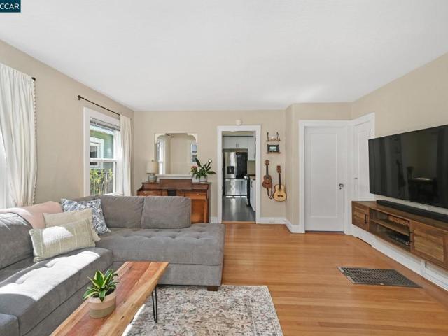 26 Cooke St