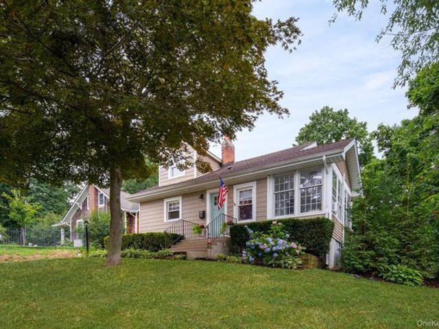 26 Fairmount St, Huntington, NY 11743