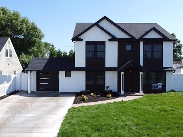 26 Gleaner Ln, Levittown, NY 11756