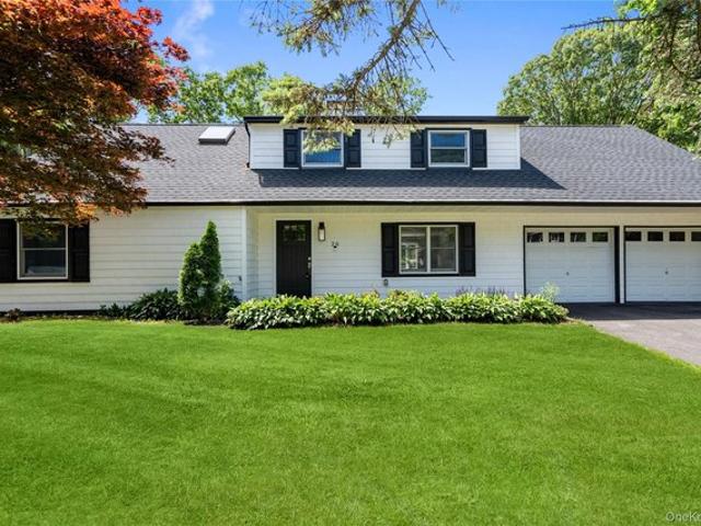 26 Halfcircle Dr, Holbrook, NY 11741