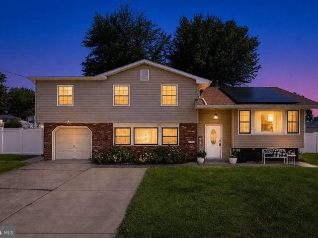 26 Holyoke Dr, Delran, NJ 08075