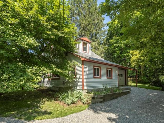 26 Hunns Lake Pl, Stanfordville, NY 12581