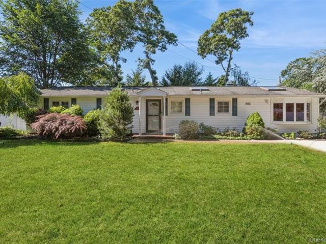 26 Huxley Ln, Ronkonkoma, NY 11779