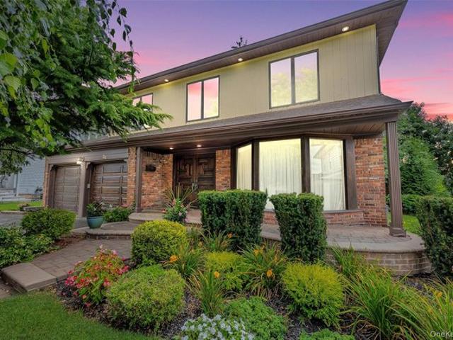 26 Knolls Dr, Manhasset Hills, NY 11040