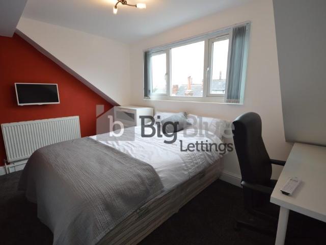26 Manor Drive, Hyde Park, Leeds LS6 4 bed terraced house to rent £2,479 pcm £572 pw