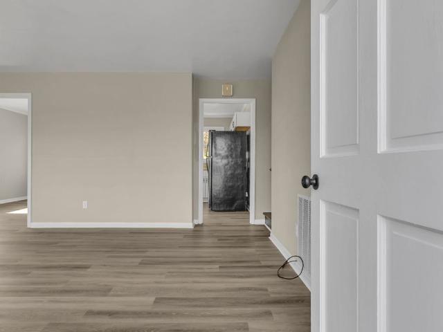 26 Main St E