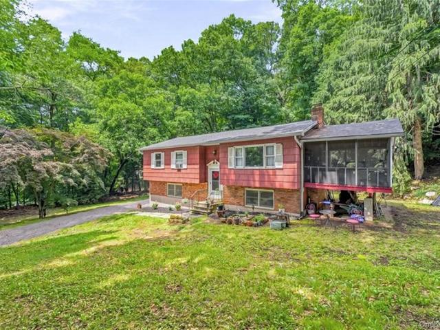 26 Maple Dr, Mahopac, NY 10541