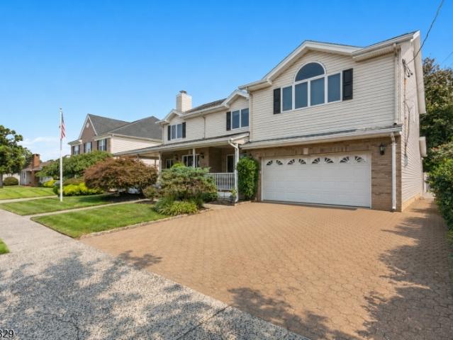 26 Mount Cedar Ave