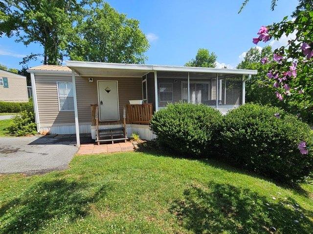 26 N Front St, Franklin, NC 28734