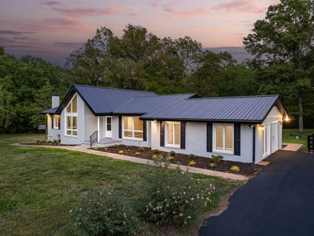26 Oakwood Ave, Summertown, TN 38483
