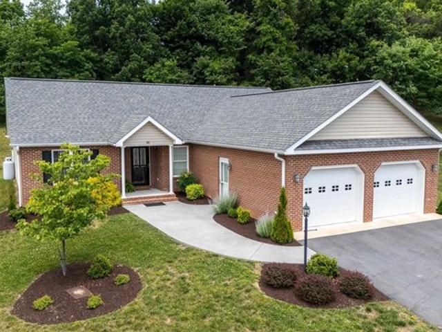 26 Oak View Dr, Staunton, VA 24401