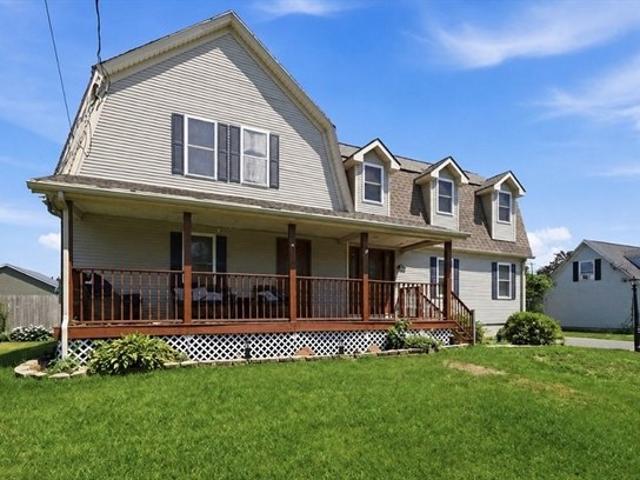 26 Paderewski St, Chicopee, MA 01013
