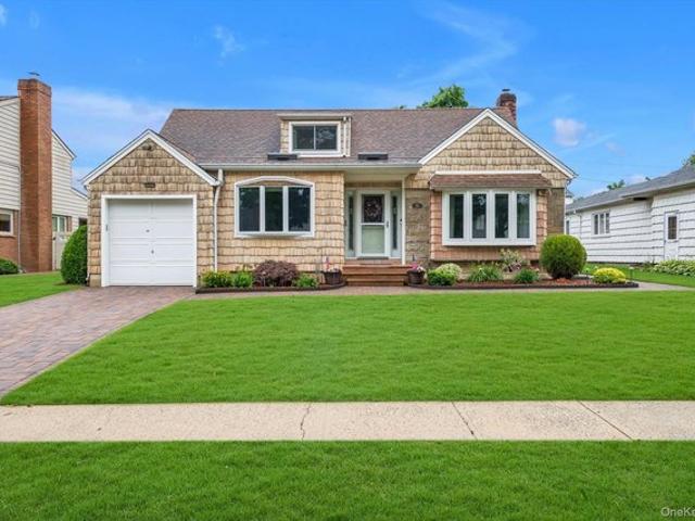 26 Patton Blvd, New Hyde Park, NY 11040