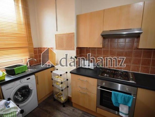 26 Royal Park Grove Hyde Park Leeds. 4 bed house to rent £1,987 pcm £459 pw