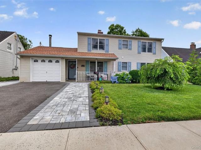 26 Saddler Ln, Levittown, NY 11756