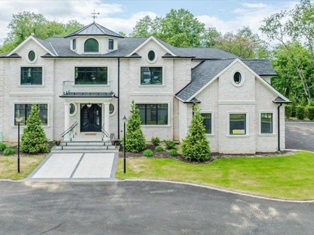 26 Saint Andrews Ct, Old Westbury, NY 11568