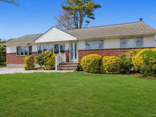 26 Sheridan St, Old Bethpage, NY 11804
