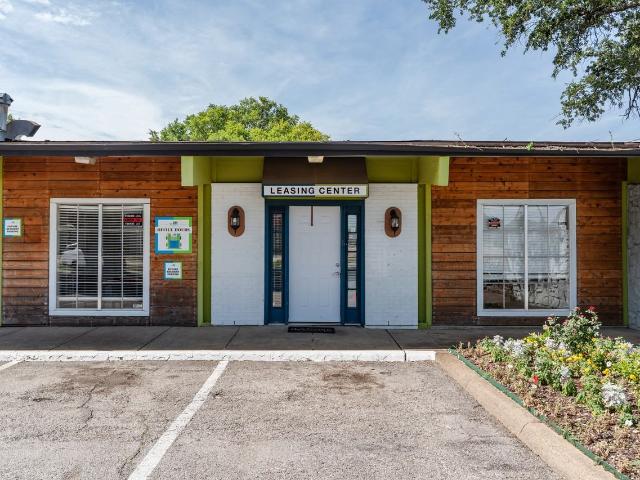2704 CDMX 3 Bedroom Apartment for Rent at 2704 S Cockrell Hill Rd, Dallas, TX 75211