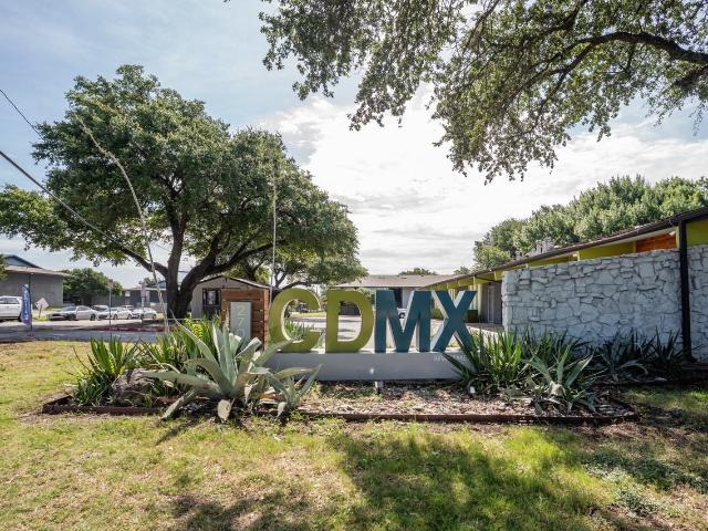 2704 CDMX 3 Bedroom Apartment for Rent at 2704 S Cockrell Hill Rd, Dallas, TX 75211