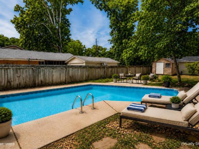2704 E Cavett Drive